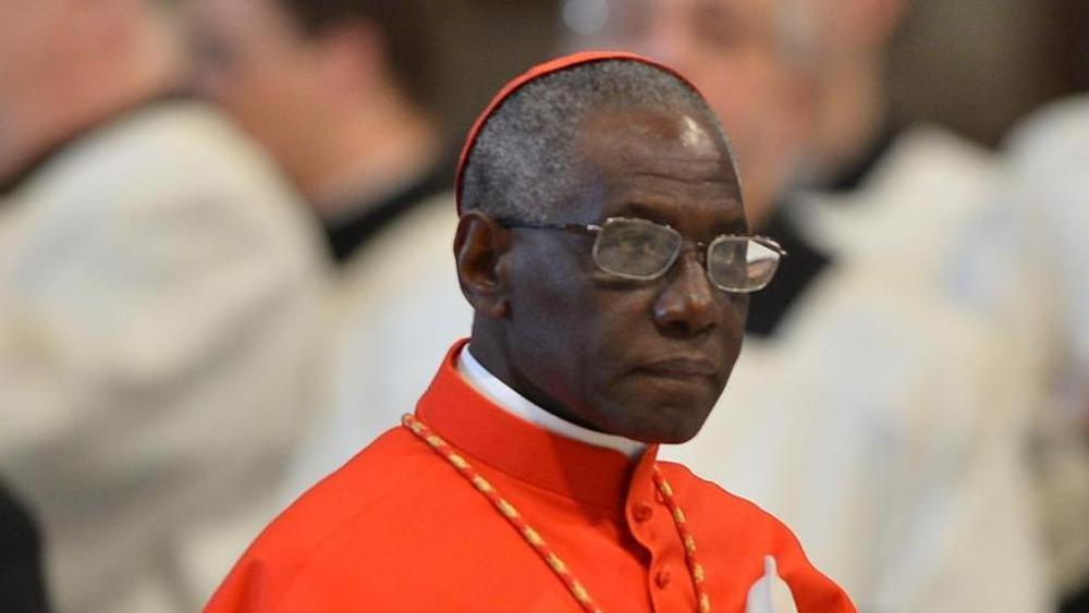 Cardinal Sarah: la Comunione si prende in ginocchio e in bocca